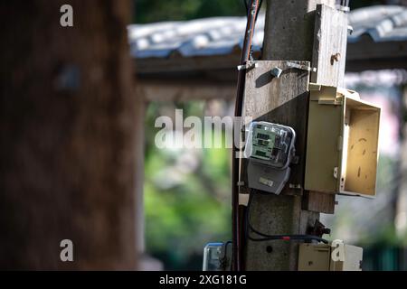 Electric meter Made to Measure Amount of AC power in the house and in ...