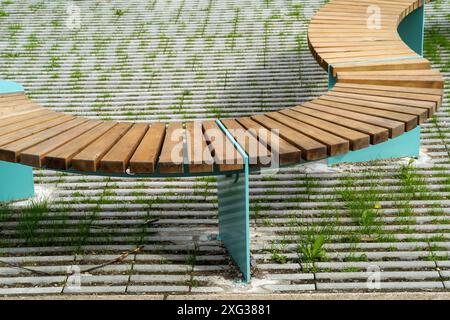 Modern wooden serpentine park bench Stock Photo - Alamy