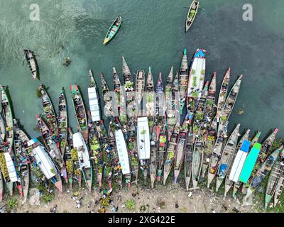 Floating fruits market in Kaptai, Rangamati Stock Photo - Alamy