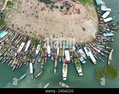 Floating fruits market in Kaptai, Rangamati Stock Photo - Alamy
