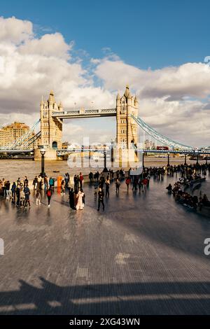 The Queen's Walk, More London Pl, Southbank, the Shard, London, England ...