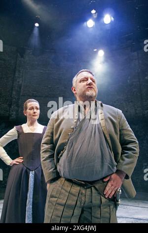 Emma Fielding (Lady Macbeth), Simon Russell Beale (Macbeth) in MACBETH ...