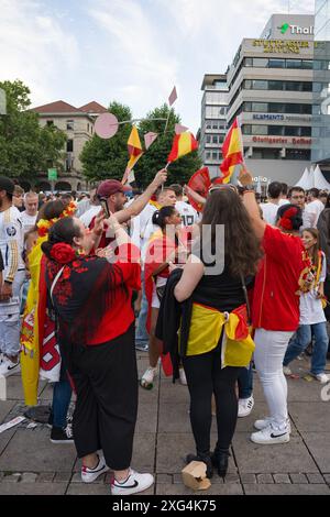 Spanish fans of the national football team watch the FIFA World Cup ...