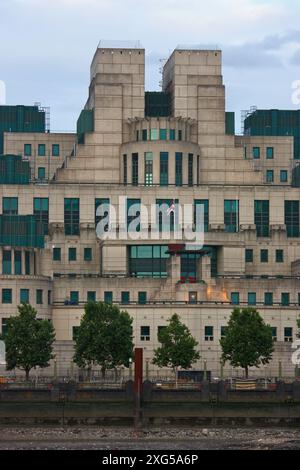 The headquarters of MI6 British military intelligence on the bank of ...