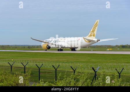 Gulf Air Boeing 787 at Manchester Airport Stock Photo - Alamy