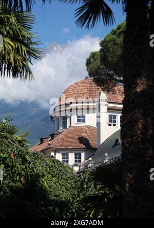 Hier der Blick in Meran, Merano auf das Logo, Wappen, Stadtwappen von ...