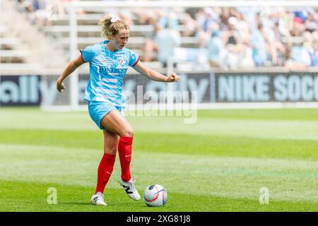 Chicago Stars midfielder Bea Franklin controls the ball during an NWSL ...