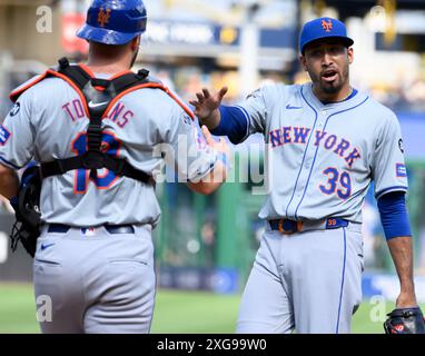 New York Mets' Edwin Diaz delivers a pitch during the ninth inning of a ...