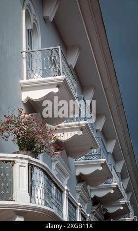 Posh colonial building, now a hotel, Plaza de la Independencia, Casco ...