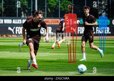 Connor Metcalfe (FC St. Pauli, #24), Piero Hincapie (Bayer 04 ...