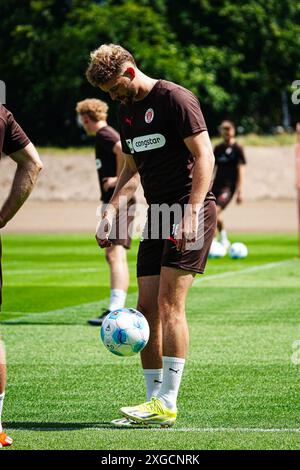 Carlo Boukhalfa (FC St. Pauli, #16) im Zweikampf mit Mario Goetze ...