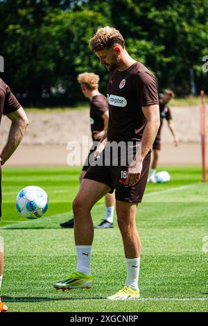 Carlo Boukhalfa (FC St. Pauli, #16) im Zweikampf mit Mario Goetze ...