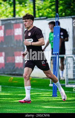 Philipp Treu (FC St. Pauli, #23) im Dribbling gegen Mario Goetze ...