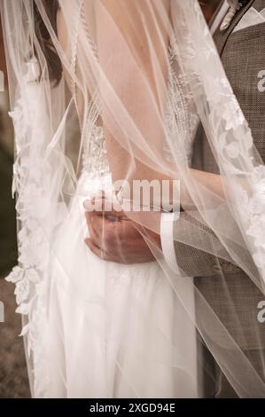 wedding couple, bridal detail with veil, bride and groom no face Stock ...