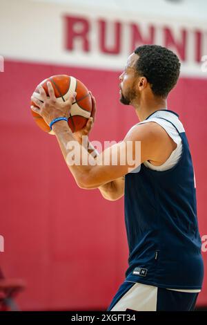 Golden State Warriors point guard Stephen Curry (30) is guarded by San ...