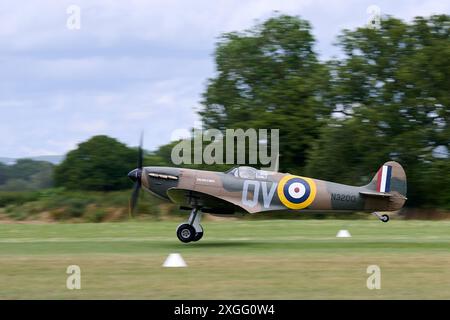 Supermarine Spitfire takes off at Headcorn Airfield Stock Photo - Alamy