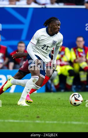 DUSSELDORF, GERMANY - JULY 06: Eberechi Eze of England vies with Remo ...