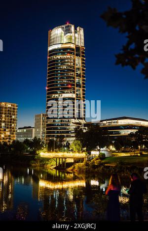 Spectacular view of MOL Campus, Budapest's new, illuminated skyscraper ...