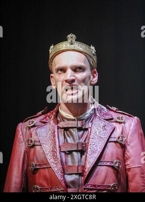 Patrick O'Kane (Macbeth) in MACBETH by Shakespeare at the Royal ...