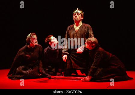 Rufus Sewell (Macbeth) with the Witches in MACBETH by Shakespeare at ...