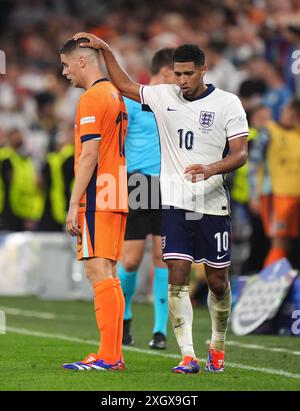 Netherlands' Micky van de Ven, right, challenges for the ball with ...