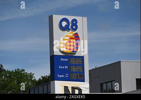 Logo Schriftzug von Q8 Oil an einer Tankstelle, Handelsmarke von Kuwait ...