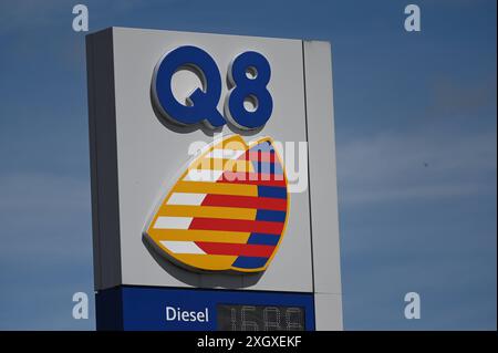 Logo Schriftzug von Q8 Oil an einer Tankstelle, Handelsmarke von Kuwait ...