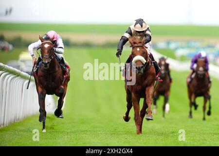 Giavellotto ridden by Oisin Murphy (right) wins the Hardwicke Stakes on ...