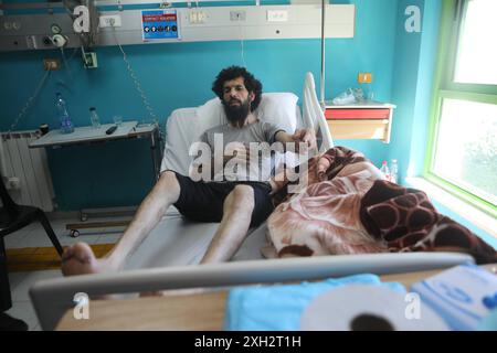 The liberated Palestinian prisoner, Muazzaz Abayat, is receiving ...