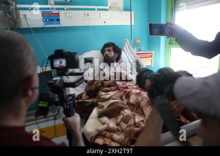 The liberated Palestinian prisoner, Muazzaz Abayat, is receiving ...