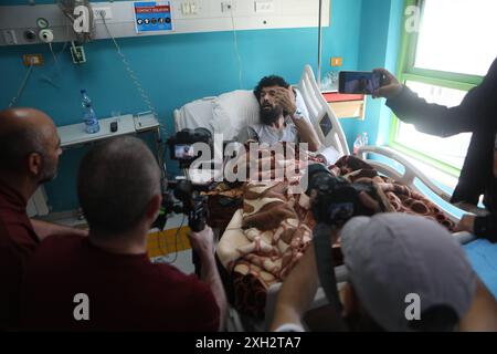The liberated Palestinian prisoner, Muazzaz Abayat, is receiving ...