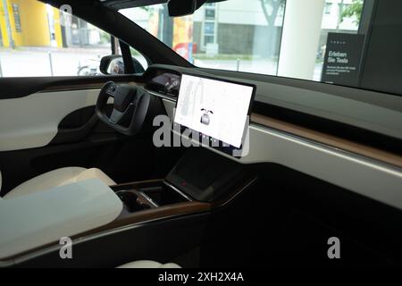 tesla Model S Plaid touchscreen display, steering yoke, steering wheel ...