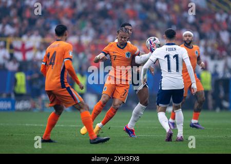 Jude Bellingham (England, #10) im Zweikampf mit Stefan De Vrij (Niederlande, #06), GER ...