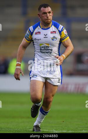 Cameron Smith #17 of Leeds Rhinos attempts to get round Kallum Watkins ...