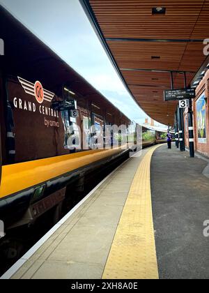 Grand Central Station Platform and Rail Line Stock Photo - Alamy