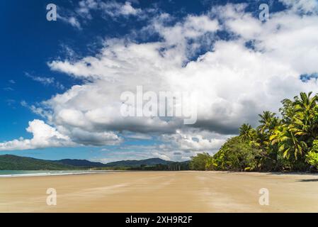 Picturesque tropical golden sandy Thornton Beach in Daintree rainforest ...