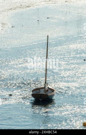 beached boats stranded on muddy sand at low tide Stock Photo - Alamy