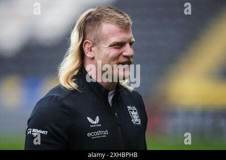 Brad Fash (17) of Hull FC is tackled by Adam Milner (13) of Castleford ...