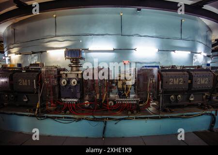 Superconducting ring electromagnet in cyclotron particle accelerator ...
