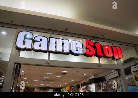 Store and logo for video games and gaming culture Micromania / Zing Pop ...