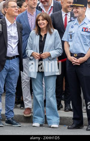 Anne Hidalgo - The Olympic torch travels front of Notre Dame of Paris ...