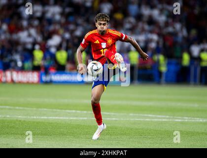 Lamine Yamal (Spain) controls the ball during Spain and Cape Verde ...