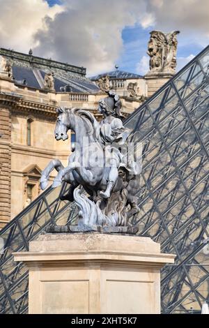 Louis XIV Statue, Pyramid, Louvre Museum, Paris, France, Europe Stock ...