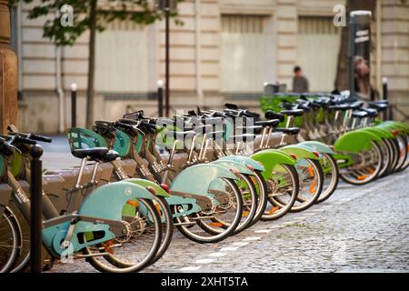 A row of Velib bicycles in Paris, France Stock Photo - Alamy