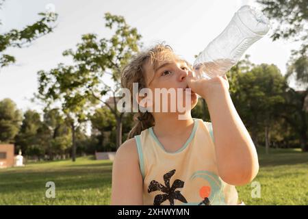 Boy drinking his bottle in a sunny day Stock Photo - Alamy