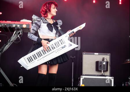 Abigail Morris and Lizzie Mayland of The Last Dinner Party perform live ...