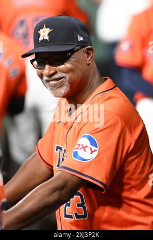 Texas Rangers first base coach Corey Ragsdale reacts during the ninth ...