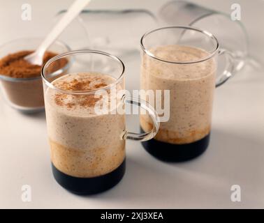 Sprinkle with cinnamon Stock Photo - Alamy