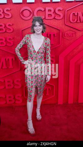 Ssnger-songwriter ANNA VAUS walks the red carpet and poses for ...