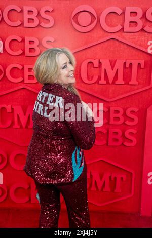 Singer CARLENE CARTER walks the red carpet and poses for photographs ...